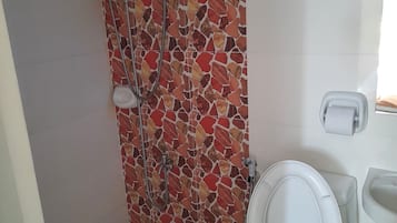 Quarto Standard | Casa de banho | Um polibã, chinelos, um bidé, toalhas fornecidas