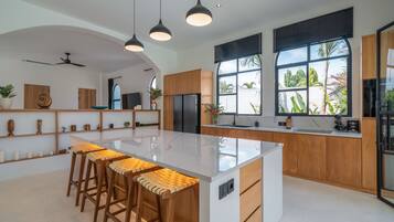 Villa de Luxo | Cozinha privada | Um frigorífico, um micro-ondas, um forno, uma placa de cozinha