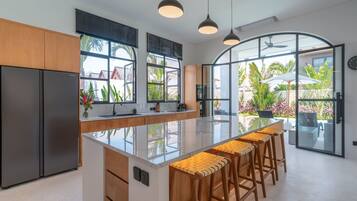 Villa de Luxo | Cozinha privada | Um frigorífico, um micro-ondas, um forno, uma placa de cozinha