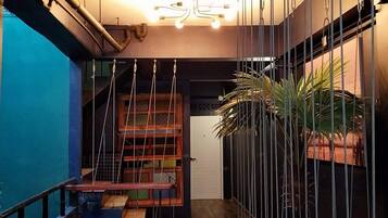 Standard Shared Dormitory, Women only, Non-Smoking, Shared Bathroom Lower Bed | Área de estar | Smart TV 50 polegadas com canais digitais