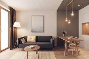 Uma sala de estar moderna com um sofá, uma mesa de centro, uma mesa de jantar com cadeiras, um abajur e um quadro na parede.
