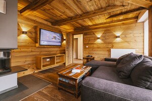 Apartamento, 3 quartos (Excl. 215 EUR cleaning fee) | Área de estar | TV de tela plana