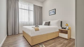 Quarto moderno com cama de madeira, mesa de cabeceira e criado-mudo.
