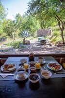 Café da manhã com buffet grátis todos os dias