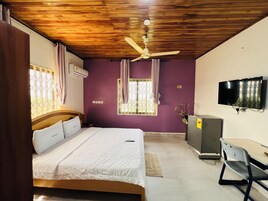 Quarto solteiro básico, 1 cama Queen, suíte | Escrivaninha, espaço de trabalho para notebook, quartos à prova de som