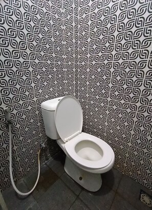 Quarto Duplo Standard | Casa de banho | Um polibã, toalhas fornecidas, papel higiénico 