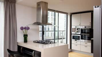 Apartamento Nobre | Cozinha privada | Uma placa de cozinha, uma máquina de lavar louça, uma cafeteira/bule
