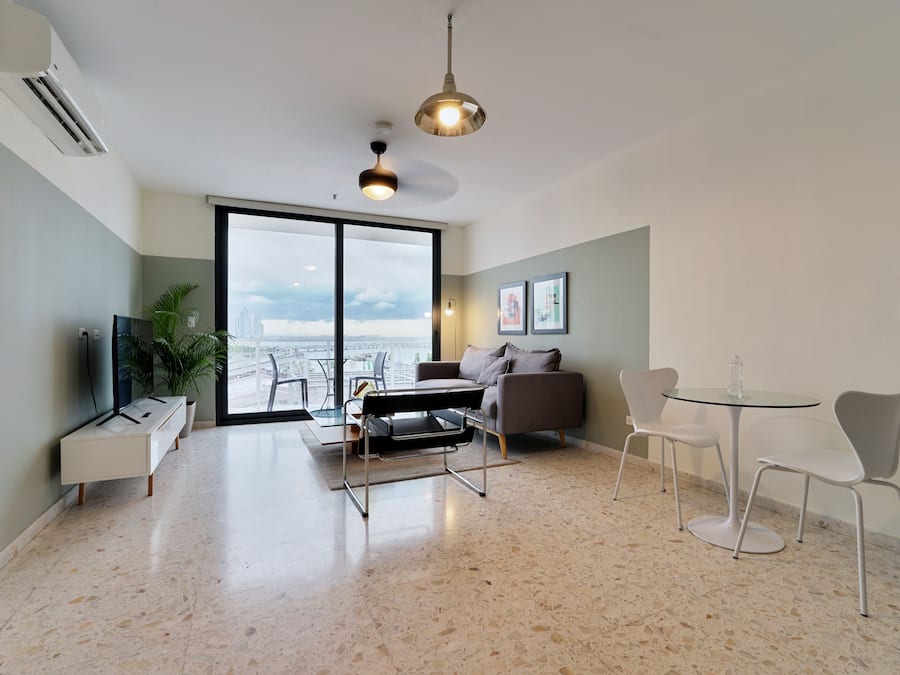 Apartamento luxo | Área de estar | Smart TV 40 polegadas com canais a cabo