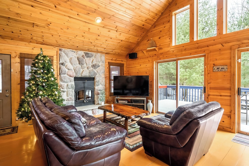 Sand Rock Lodge, Fire Pit, 3bd, 2bth Sleeps 10 - Wisconsin