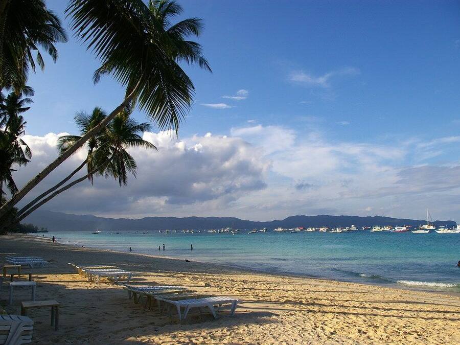 Perto da praia, areia branca, serviço de traslado de/para a praia
