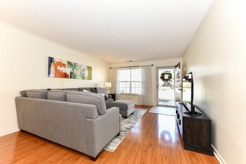 Stylish Serenity - Spacious Townhouse Minutes From Pti And Downtown Greensboro. - Greensboro, NC