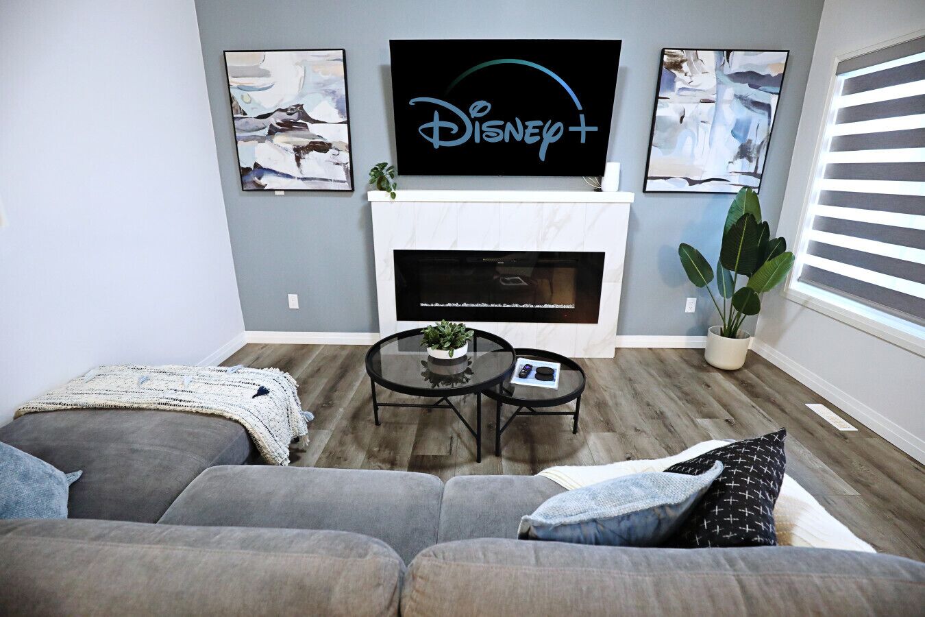 Three King Beds|central A/c|fireplace|park|disney+ - Edmonton