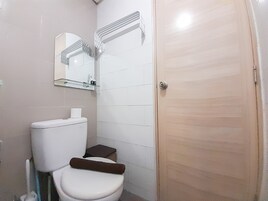 Estúdio | Banheiro | Chuveiro, produtos de toalete grátis, toalhas de banho 