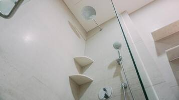 Estúdio | Casa de banho | Um polibã, toalhas fornecidas