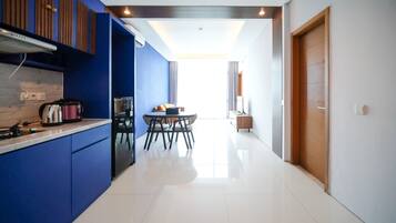 Apartamento | Cozinha privada | Geladeira grande, cooktop