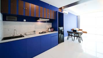 Apartamento | Cozinha privada | Geladeira grande, cooktop