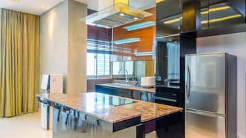 Apartamento | Cozinha privada | Um frigorífico/congelador grande, uma placa de cozinha