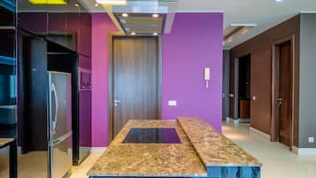 Apartamento | Cozinha privada | Um frigorífico/congelador grande, uma placa de cozinha