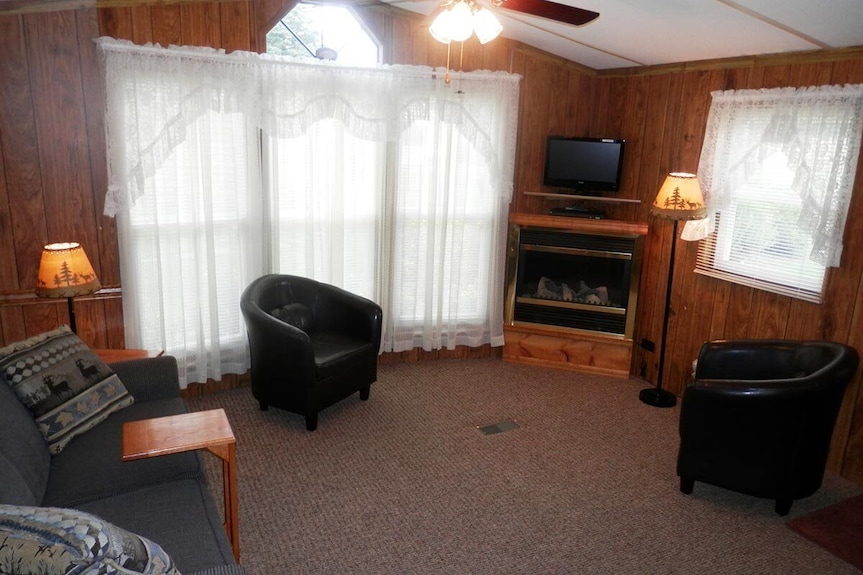 Deer Meadow: Cabins @ Creekside #5 - Mount Rushmore National Memorial