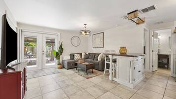 Casa, várias camas, pátio, vista para o jardim (Downtown Enchanted Retreat) | Interior