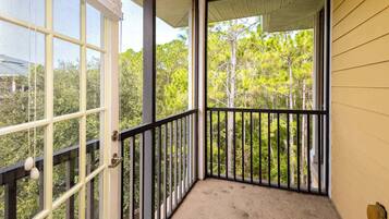 Apartamento em Condomínio Fechado, várias camas, varanda (Sunset Serenity at Caribe Cove Resort) | Interior