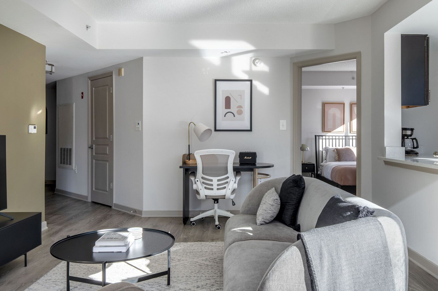 Trendy Bethesda 2br W/ Doorman & Pool, Nr Metro & Dining, By Blueground - Bethesda, MD
