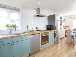 Um frigorífico, uma máquina de lavar louça, uma chaleira elétrica 