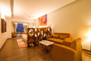 Suíte | Área de estar | TV de tela plana 43 polegadas com canais via satélite