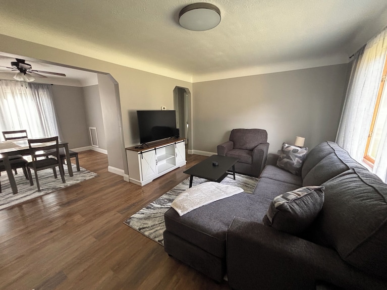 Private Home, Large Yard, Easy And Close Access To Two Major Interstates - Willoughby, OH