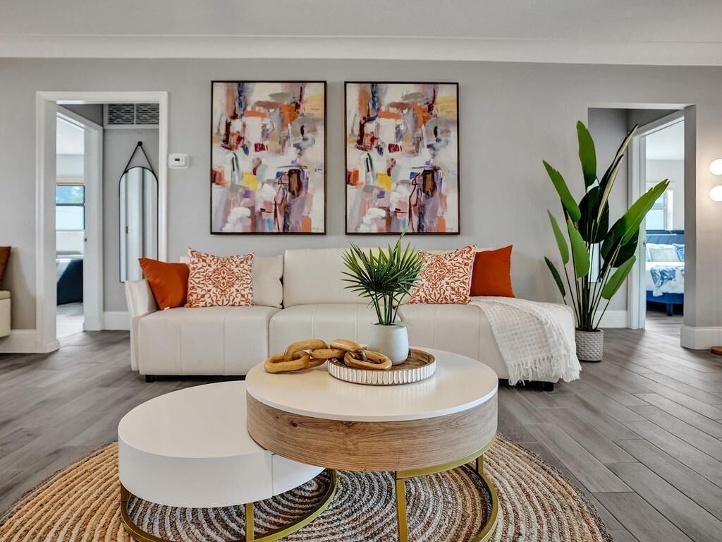 Luxury 5-bedrooms 4-bathrooms Waterfront Home Heated Pool, Tiki, Outdoor Kitchen - Coral Springs, FL