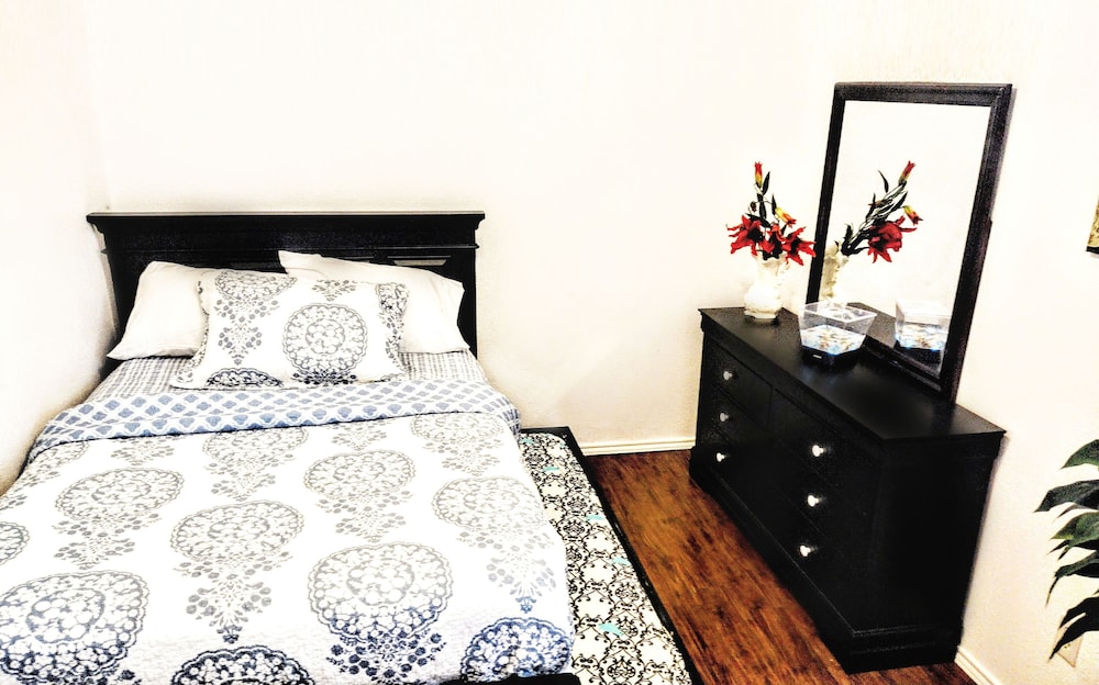 A Fully Furnished Home Within Walking Distance Of Downtown Mansfield - Midlothian, TX