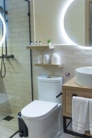 Loft 203 - w/living room-Daily Cleaning | Casa de banho | Um polibã, um secador de cabelo, toalhas fornecidas, sabão 