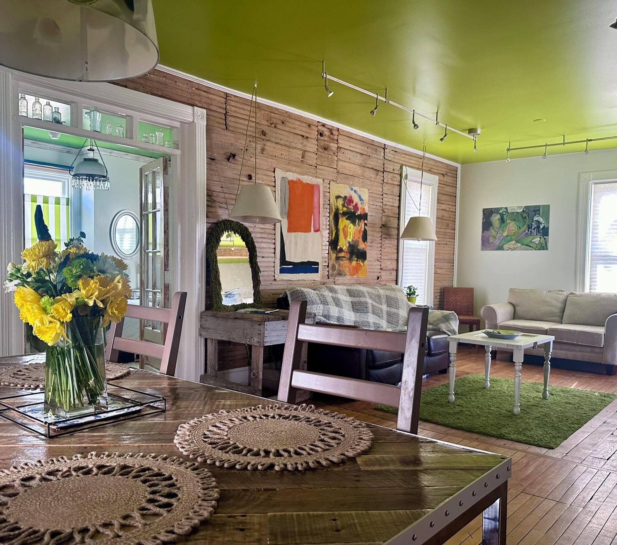 Cute & Artsy Condo 1mi From Beulah, 7mi From Frankfort & 15mi From Crystal Mtn. - Benzonia, MI