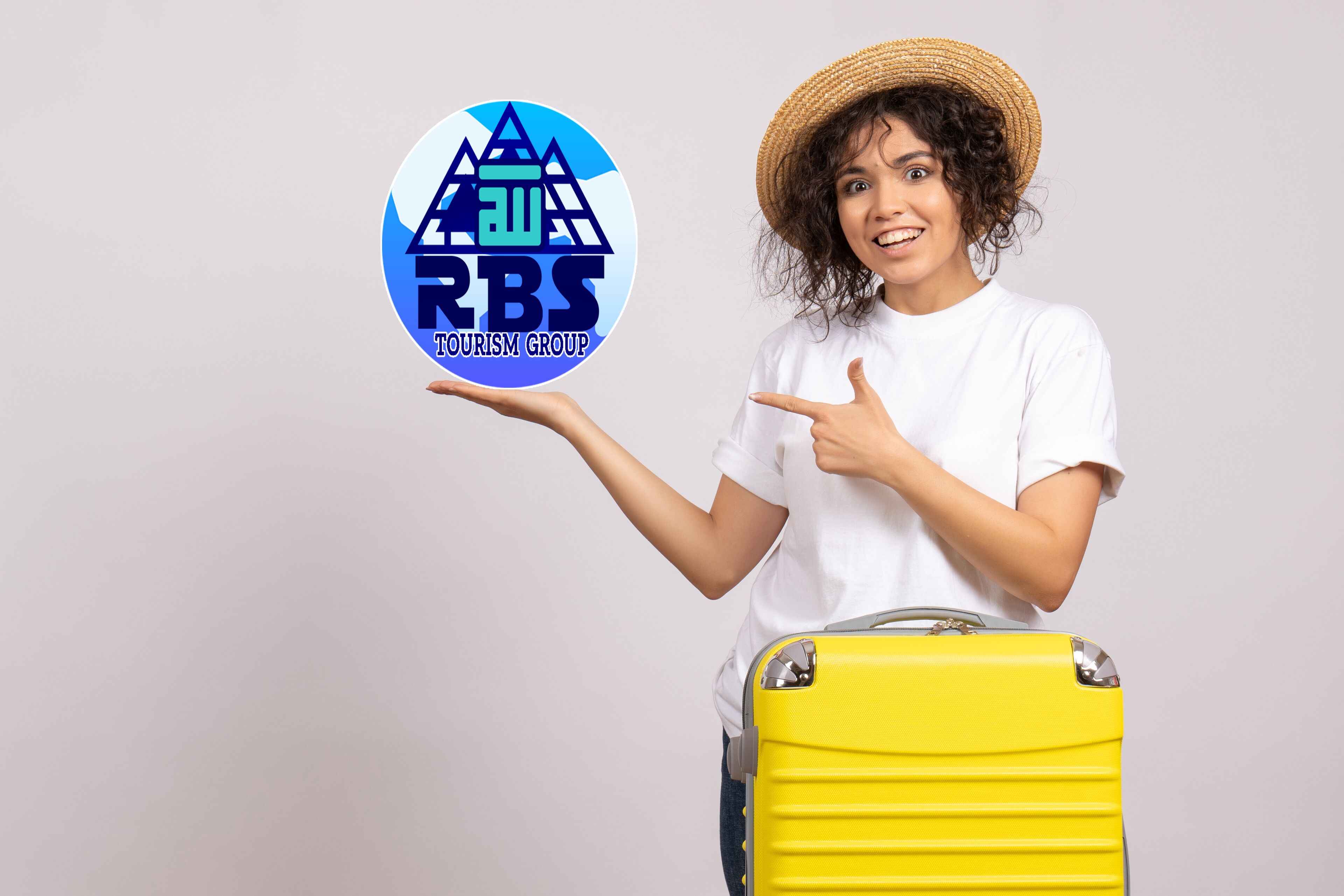 Uma pessoa segurando uma mala amarela e apontando para um logotipo com o texto "RBS TOURISM GROUP".
