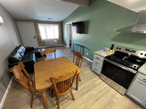 Suite Signature, 1 quarto, kitchenette | Sala de estar | Televisor de ecrã plano de 40 polegadas com canais via satélite