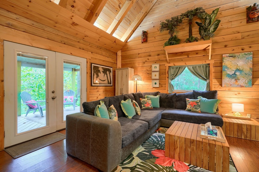 Margaritaville: Pet Friendly Cabin For 4 W/hot Tub + Tiki Bar In Hocking Hills - Hocking Hills State Park, OH