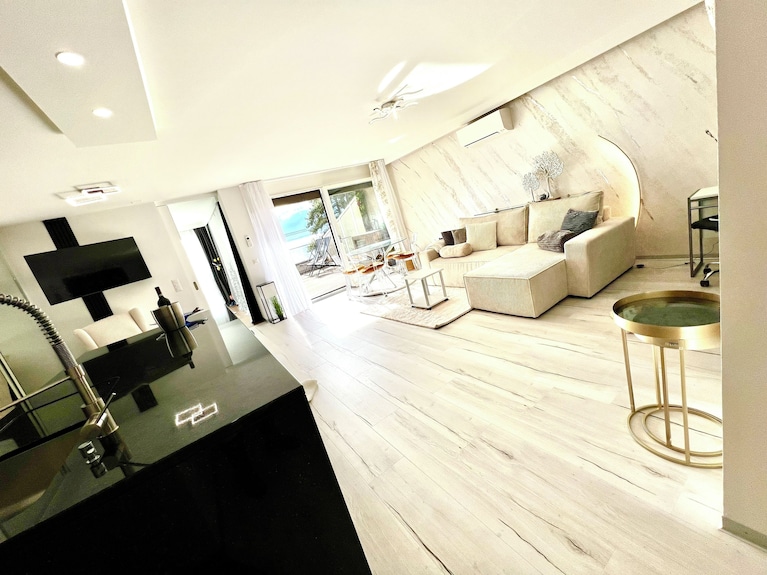 Ideal Lakeside Retreat: 2-bedroom Spa Ap. With Lake View, Centre, Sleeps 1-4 - Montreux