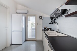 Apartamento Comfort | Cozinha privada | Uma máquina de café expresso, uma chaleira elétrica