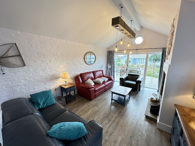 Stunning Beach House - Sleeping 6 In 3 Bedrooms - Pool And Beach Access Included. - North Yorkshire