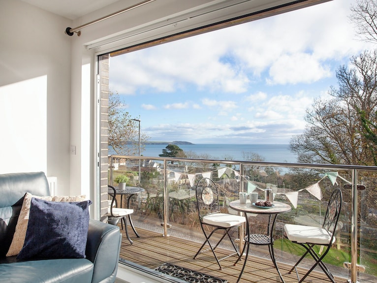 Kamal Boasts Sea Views And Access To A Private Beach Just A Few Minutes Walk. - St Austell