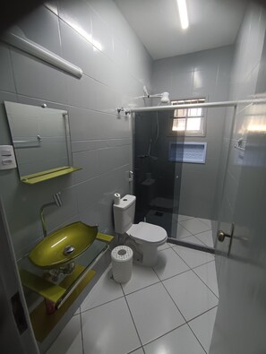 Apartamento | Casa de banho | Um polibã, um chuveiro fixo, um secador de cabelo, roupões 