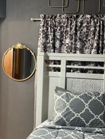 Apartamento de Luxo, 1 cama queen-size, vista para o pátio, junto ao pátio | 1 quarto, cortinas/cortinados opacos, ferro/tábua de engomar 