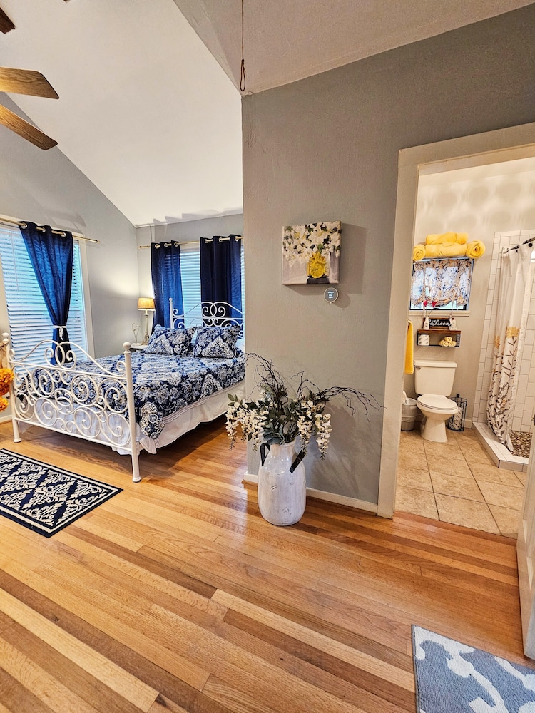 Secluded Two-story Country Style Loft With Balcony & Free Parking In The Heights - 휴스턴
