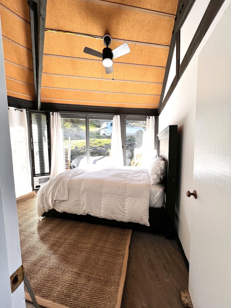 Slope side beech house! Direct slope access, 200 mile views, walk to ...