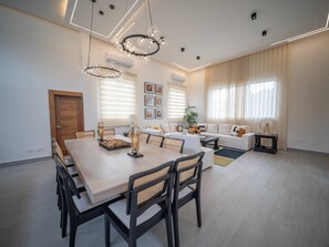 Villa, 5 quartos, fumadores, piscina privativa | Restaurantes