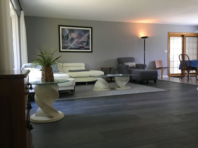 House-tel In Chicago-burb: 3 Bedrooms And 2 Full Baths - Elk Grove Village, IL