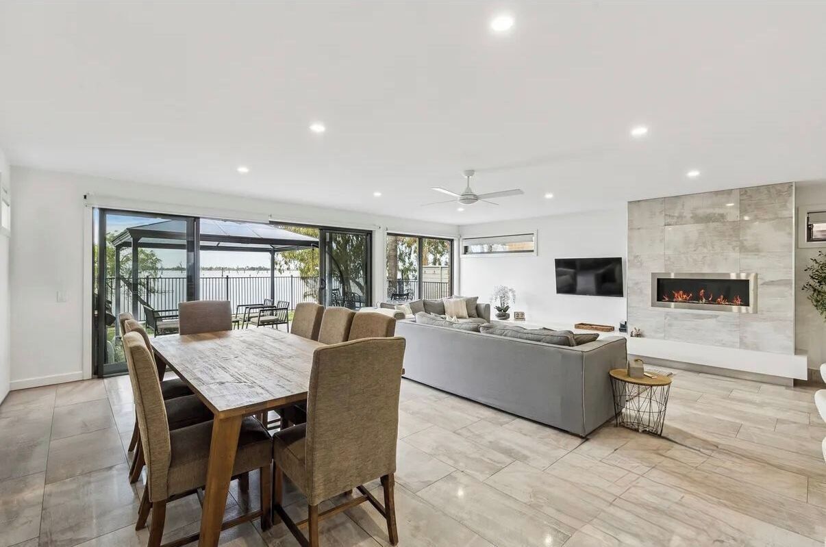 Absolute Waterfront Modern 4 Bedroom Property In Woodlands Area Of Yarrawonga - Mulwala