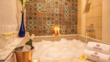 Quarto Elite | Casa de banho | Artigos de higiene pessoal grátis, um secador de cabelo, roupões