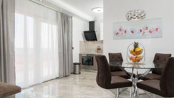 Villa | Sala de estar | Televisor LCD de 80 cm com canais por cabo