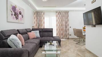 Villa | Sala de estar | Televisor LCD de 80 cm com canais por cabo